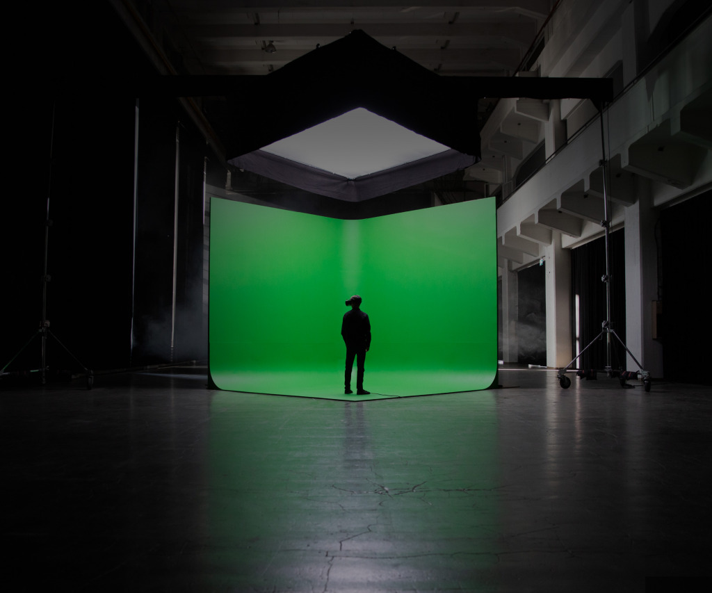 Blend Real and Virtual Seamlessly: Chroma Key for Mixed Reality